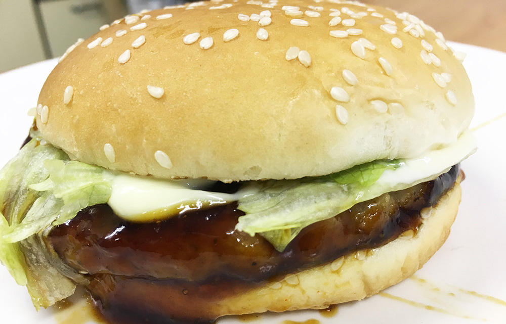 We try the new teriyaki burgers from McDonald’s Japan 【Taste Test ...