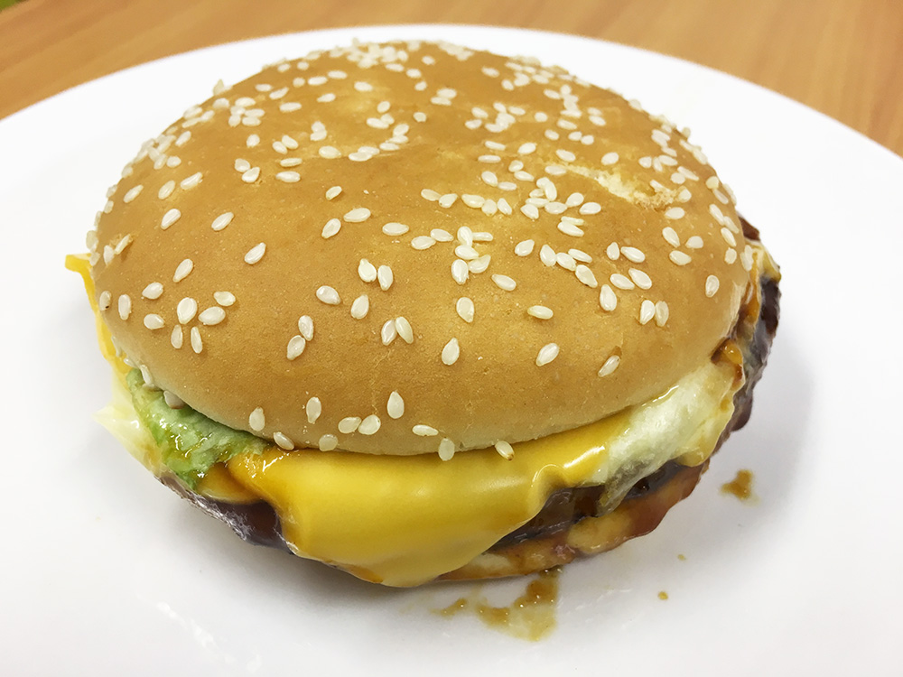 We try the new teriyaki burgers from McDonald’s Japan 【Taste Test ...