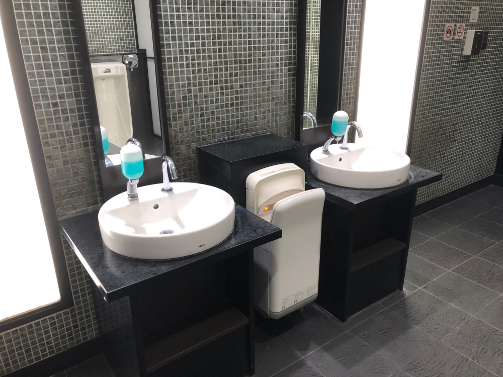 Pay-to-poop vs free poop: We compare Japanese toilets at Tokyo Station ...