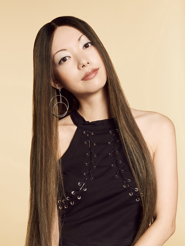 30 years of Japanese hair and makeup trends, all modeled by one ...