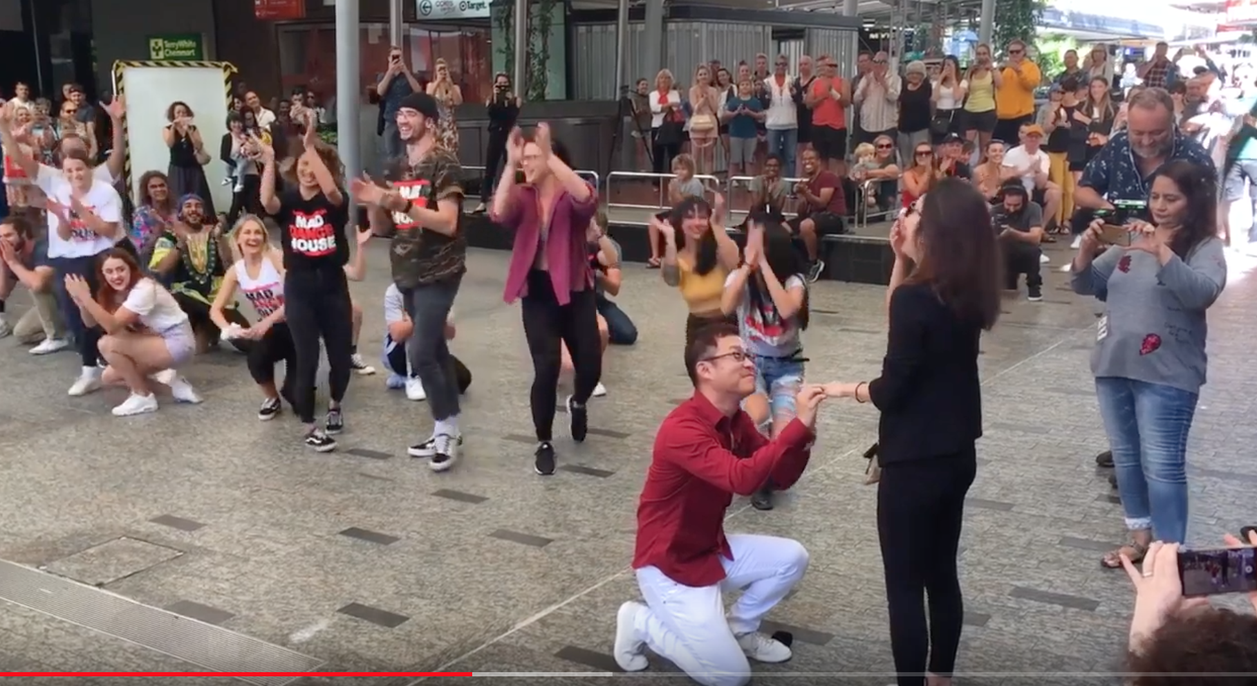 Japanese man proposes to girlfriend with huge flash mob in a shopping ...