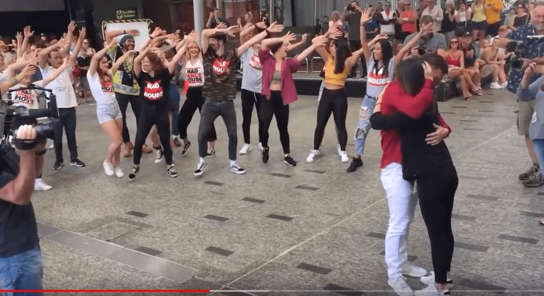 Japanese man proposes to girlfriend with huge flash mob in a shopping ...