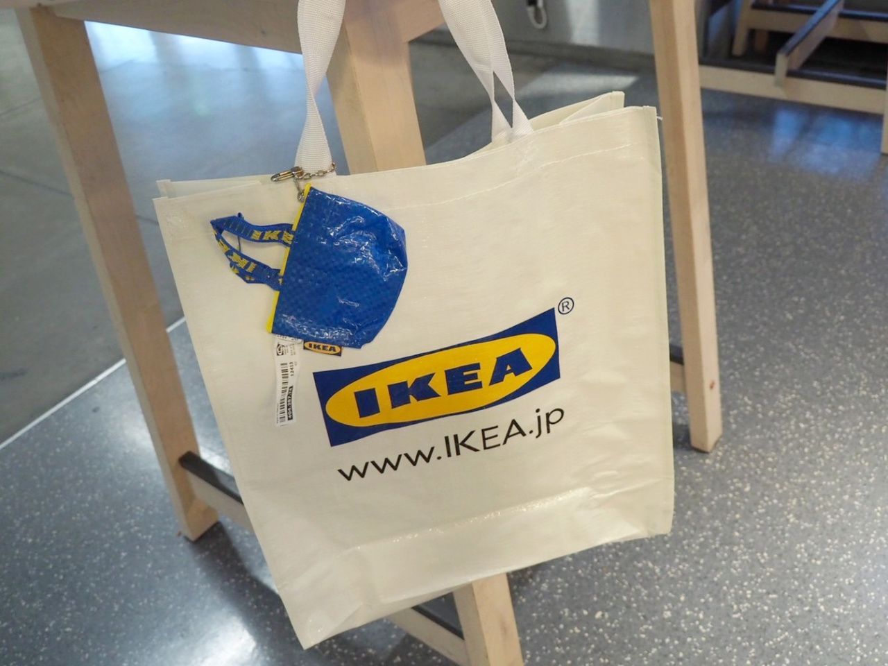 Ikea makes tiny blue tote bags for storage, but in Japan they’re used ...