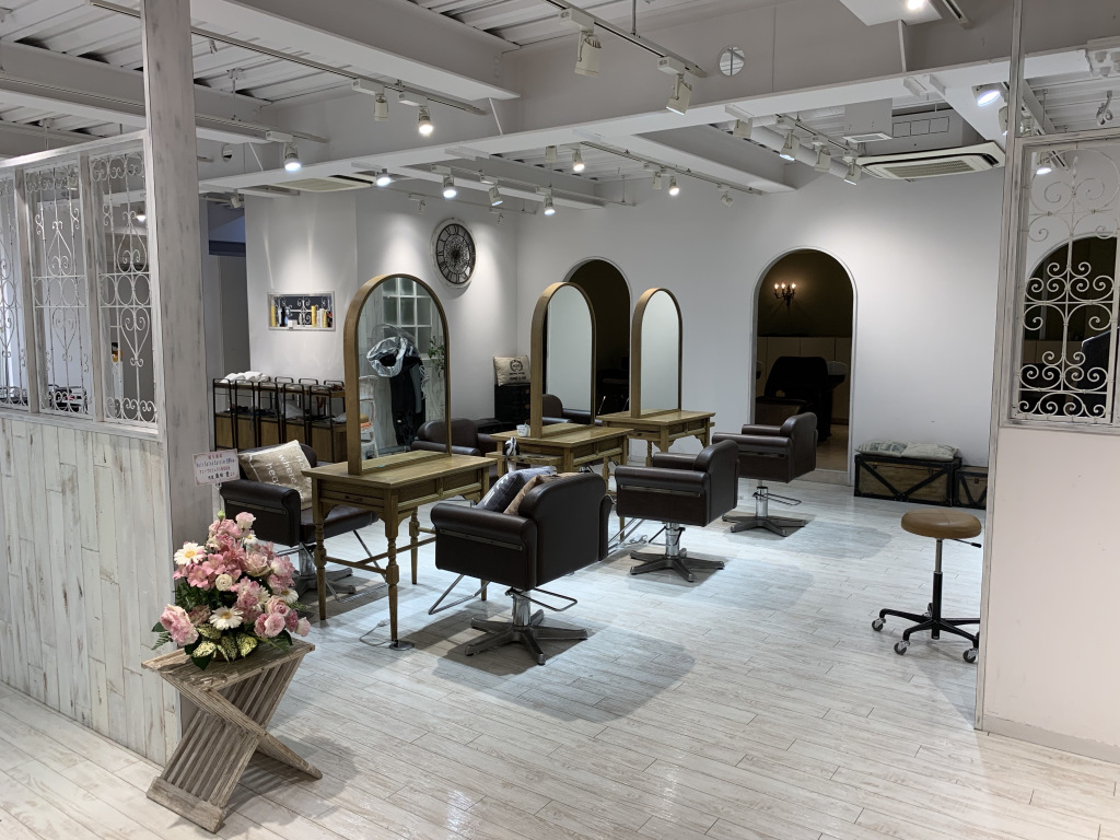 Our unrefined “potato” reporter gets a haircut by an anime hairstyle ...