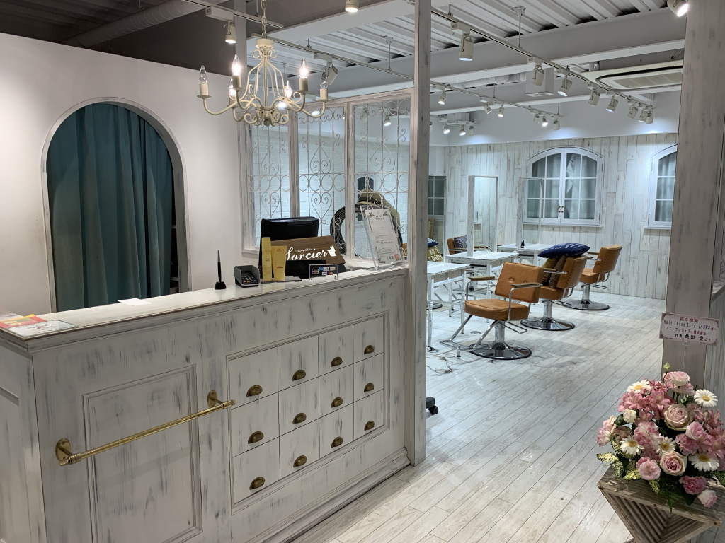 Our unrefined “potato” reporter gets a haircut by an anime hairstyle ...