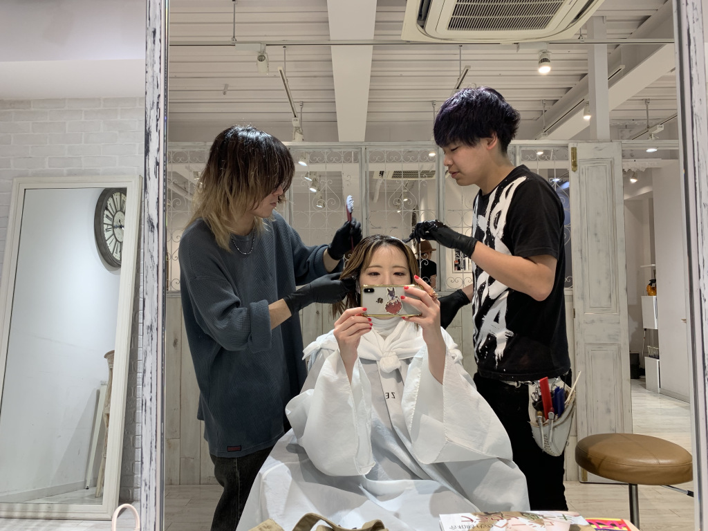 Our unrefined “potato” reporter gets a haircut by an anime hairstyle ...