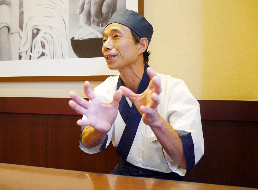 Watching a one-star certified master udon craftsman at work…at a famous ...