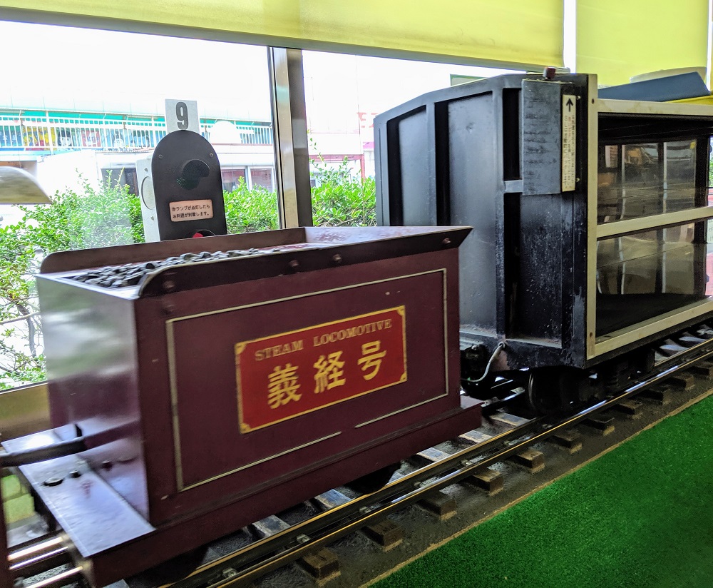 Japanese restaurant serves meals to diners via a moving steam ...