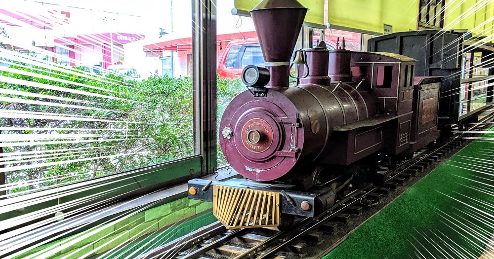 Japanese restaurant serves meals to diners via a moving steam ...