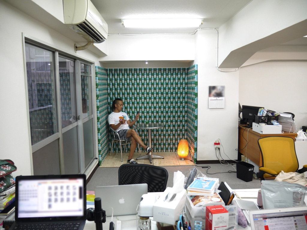 How to use 1,500 cans of canned coffee to build a cafe in your office ...