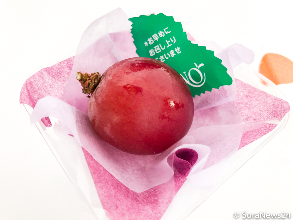 We try a $10 Japanese grape from a bunch that retails for over $400 ...