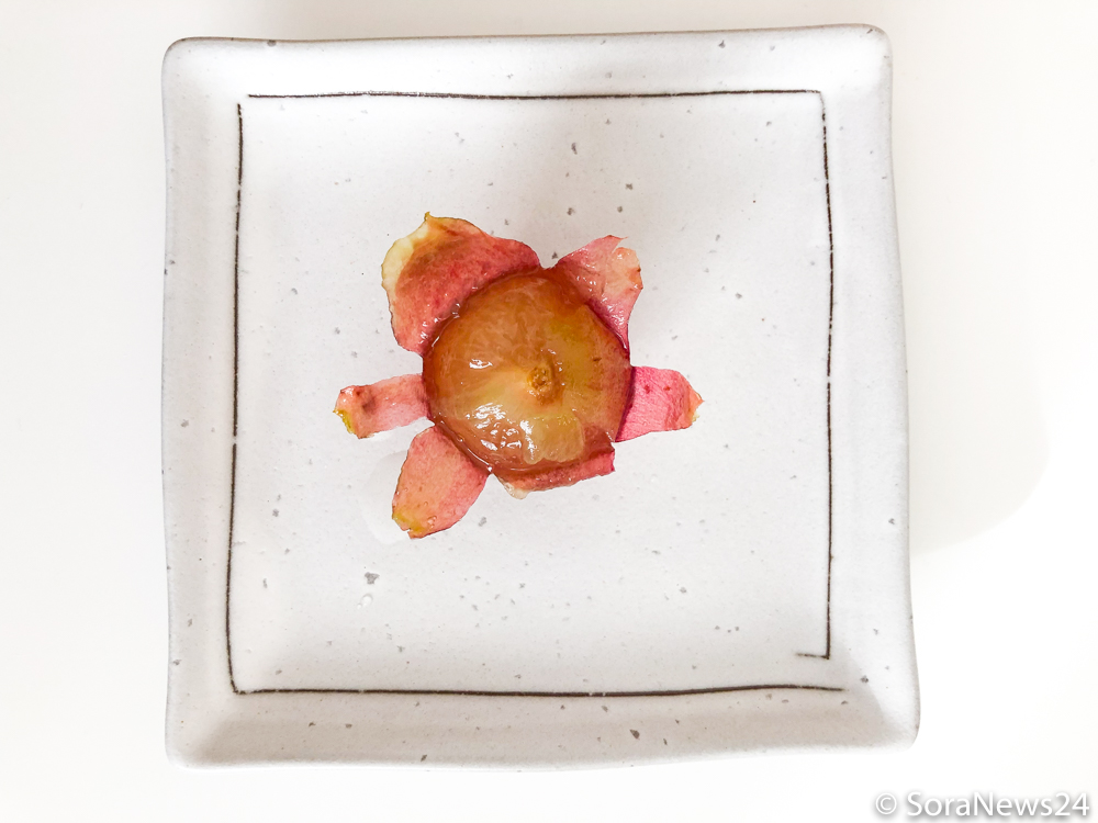 We try a $10 Japanese grape from a bunch that retails for over $400 ...