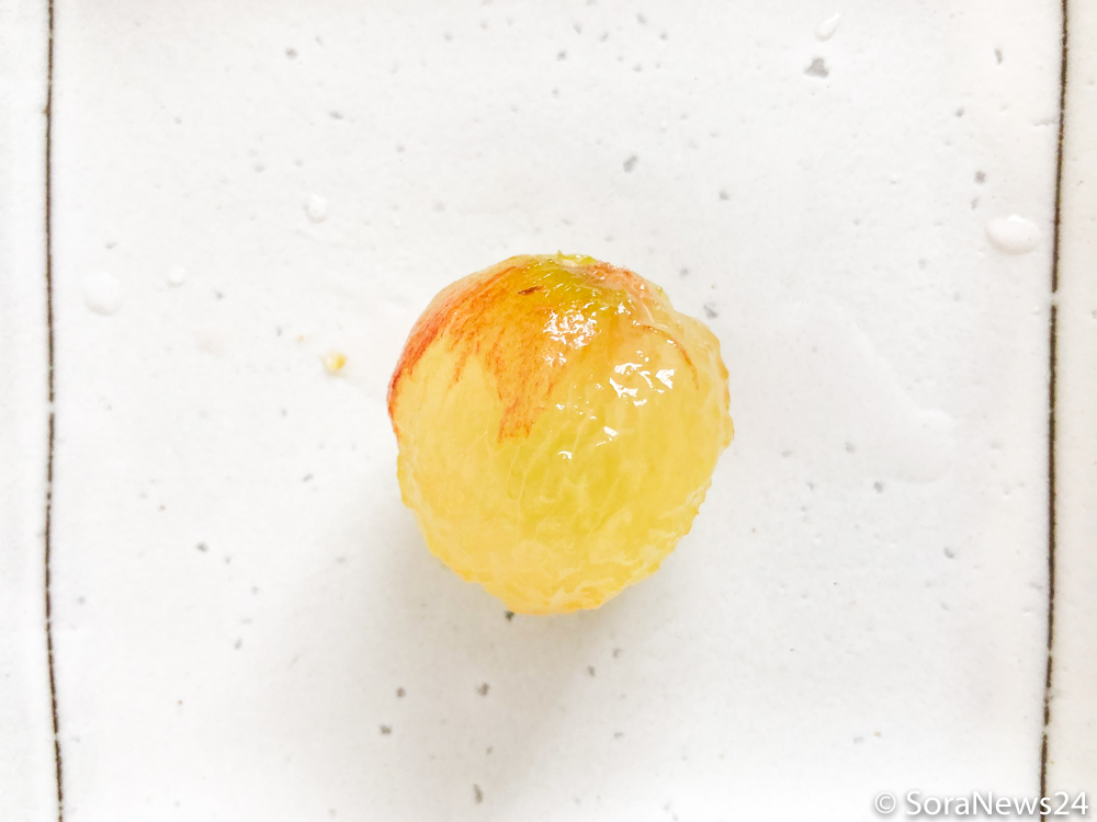 We try a $10 Japanese grape from a bunch that retails for over $400 ...