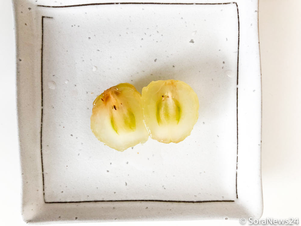 We try a $10 Japanese grape from a bunch that retails for over $400 ...