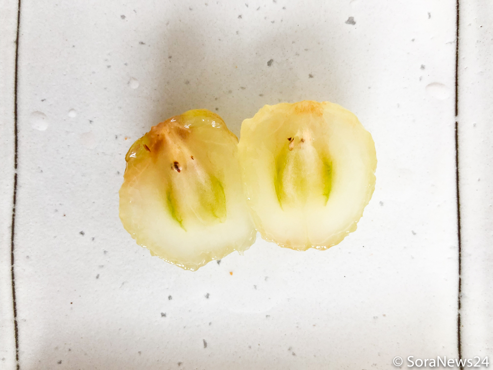 We try a $10 Japanese grape from a bunch that retails for over $400 ...