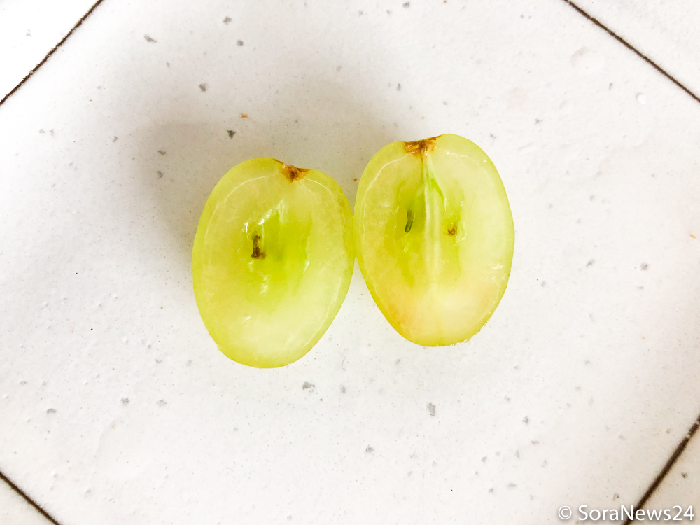 We try a $10 Japanese grape from a bunch that retails for over $400 ...