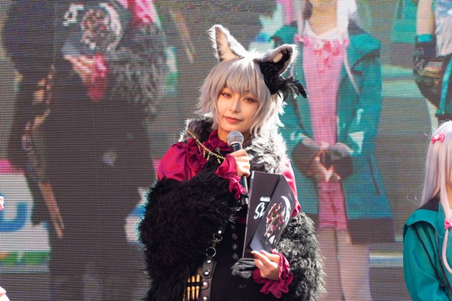Japan’s number one cosplayer Enako wows crowds at Halloween event in ...
