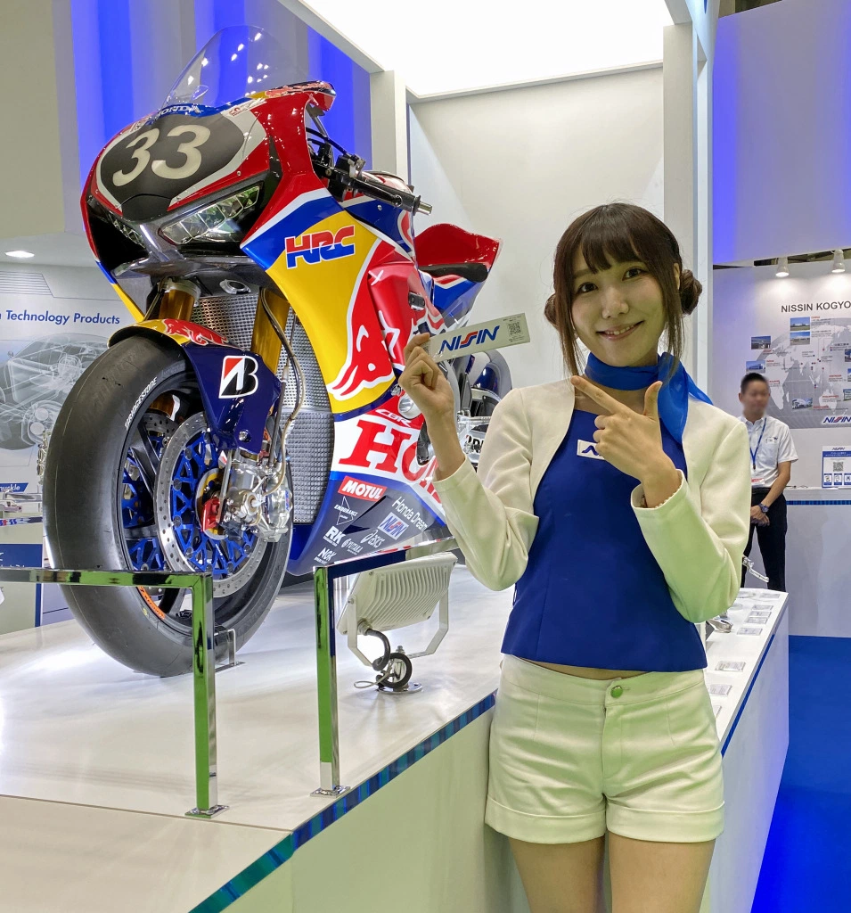 Beautiful booth models and tasty chow – A non-car guide to the Tokyo ...