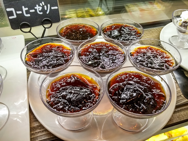 We visit the new all-you-can-eat KFC buffet restaurant in Tokyo ...