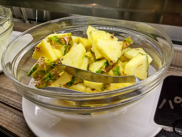 We visit the new all-you-can-eat KFC buffet restaurant in Tokyo ...