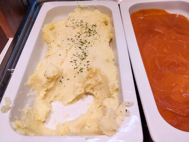 We visit the new all-you-can-eat KFC buffet restaurant in Tokyo ...
