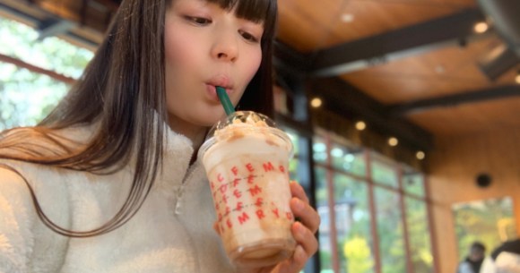 We try the Nutty White Chocolate Christmas Frappuccino from Starbucks ...