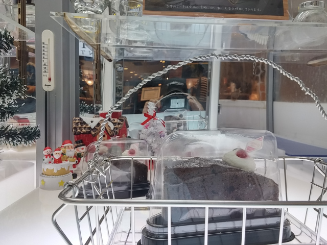 Japanese crane game serves up actual slices of cake – and we got some ...
