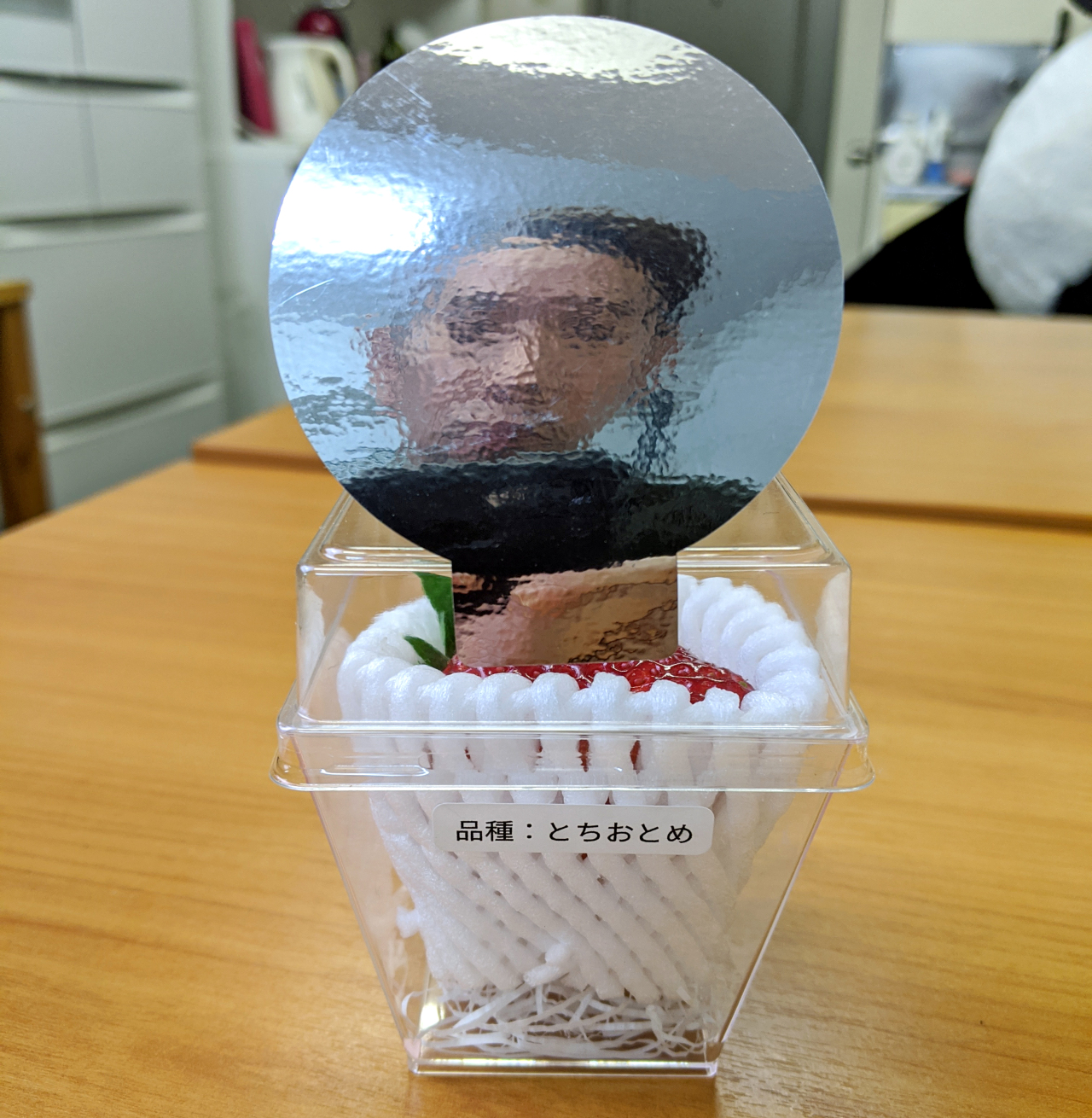 What it’s like to eat a super expensive Japanese strawberry【Taste Test ...