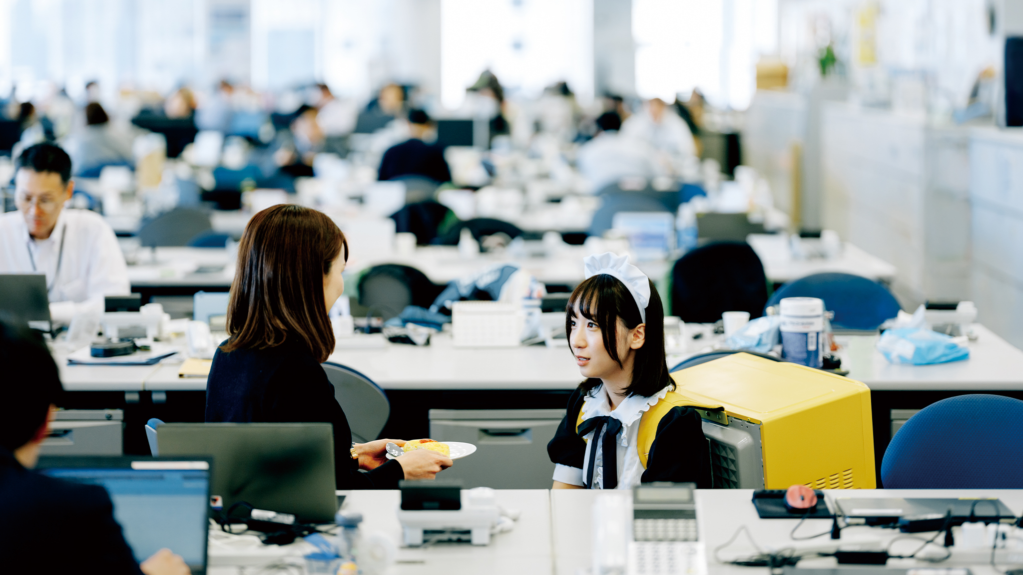 Japanese maid delivery service brings omurice to your door 【Video ...