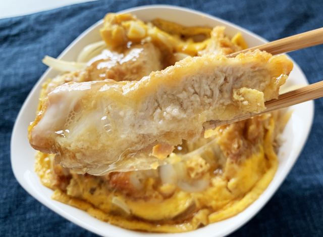 Japanese restaurant chain shows us how to make katsudon in three ...