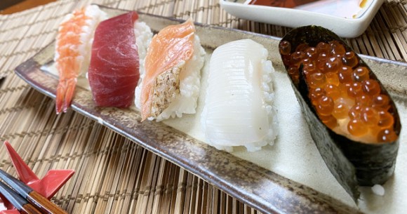 How well does a sushi maker from a 100 yen shop work? We try it and ...