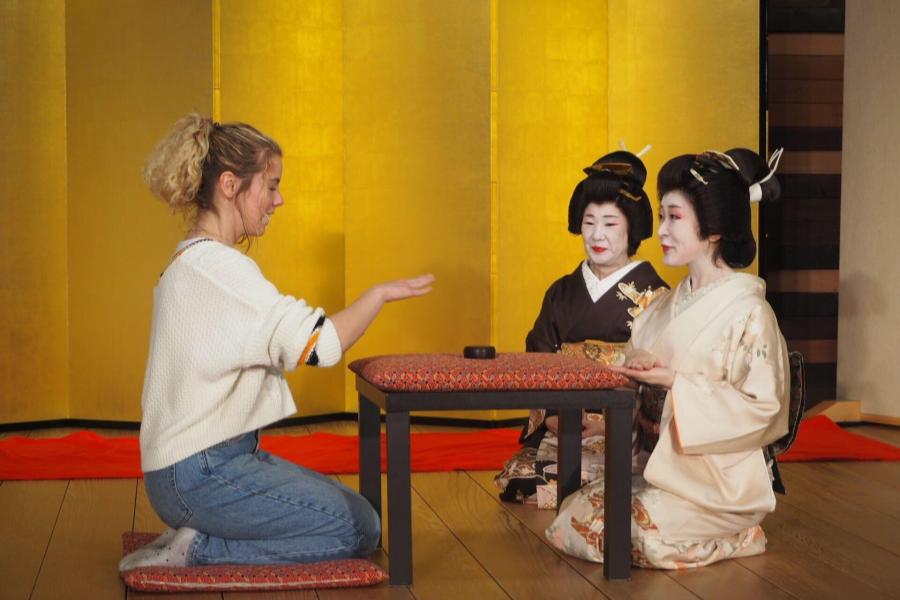 Drink with a Japanese geisha at an online drinking party | SoraNews24 ...