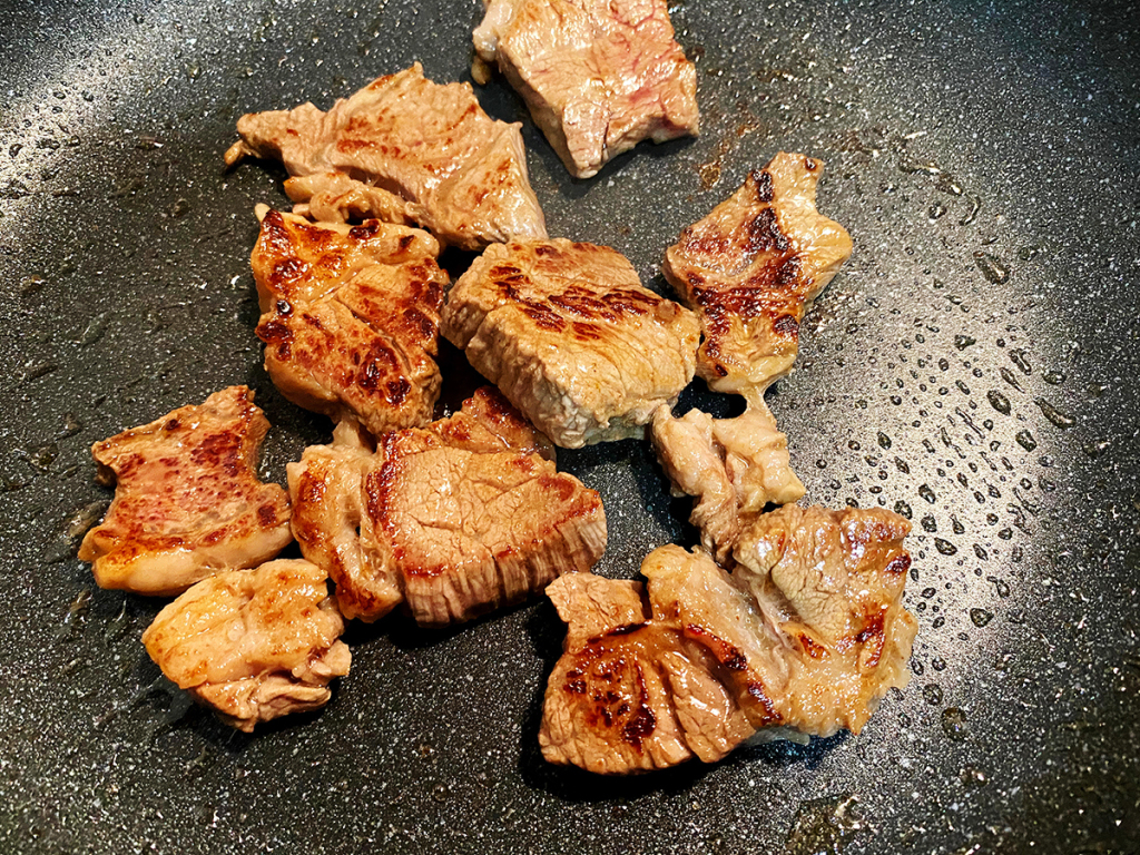 We test out the recipe for “botayama curry” featuring black sauce and ...