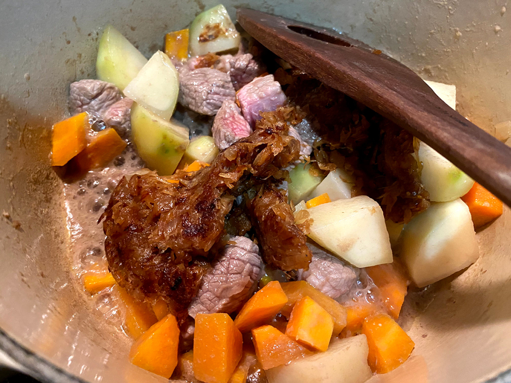 We test out the recipe for “botayama curry” featuring black sauce and ...