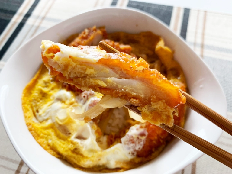 How to make a spicy chicken katsudon in just three minutes【SoraKitchen ...