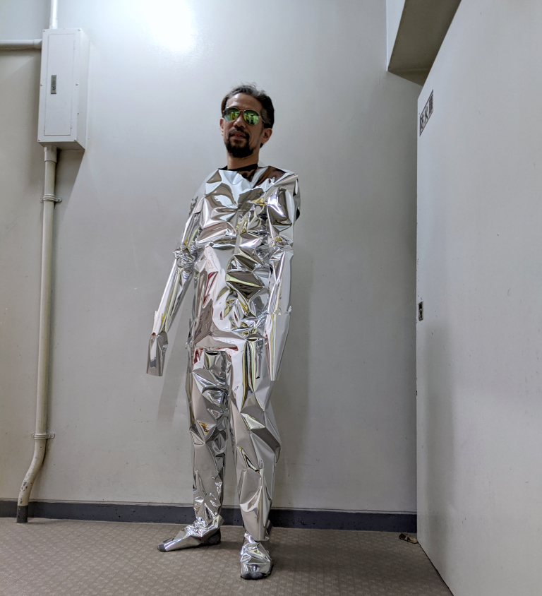 Mr. Sato tries to make himself invisible by wearing mirror paper ...