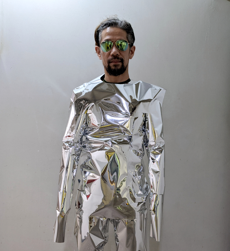 Mr. Sato tries to make himself invisible by wearing mirror paper ...