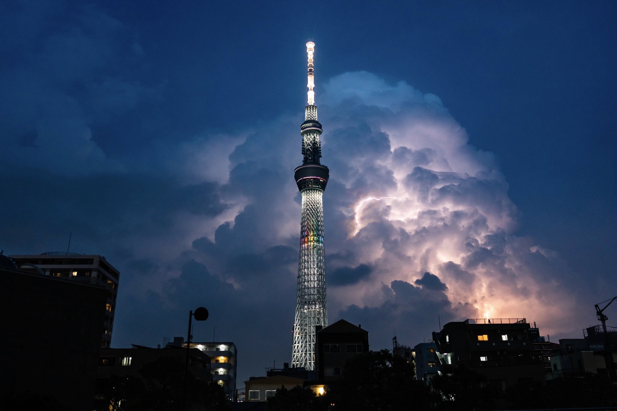 Lightning storm photos of the Skytree show the Tokyo symbol in a whole ...