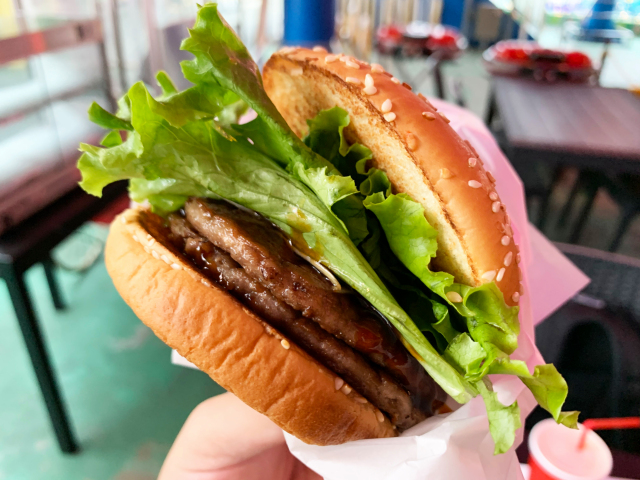 We try the new Dom Dom Burger with a whole fried crab — best fast food ...