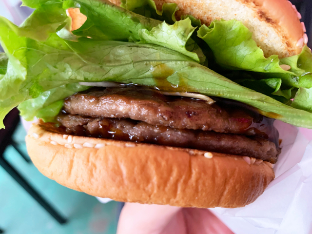 We try the new Dom Dom Burger with a whole fried crab — best fast food ...