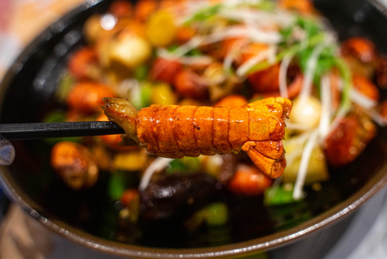 We eat the best crayfish of our life at a Tokyo specialty restaurant ...