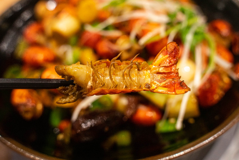 We eat the best crayfish of our life at a Tokyo specialty restaurant ...