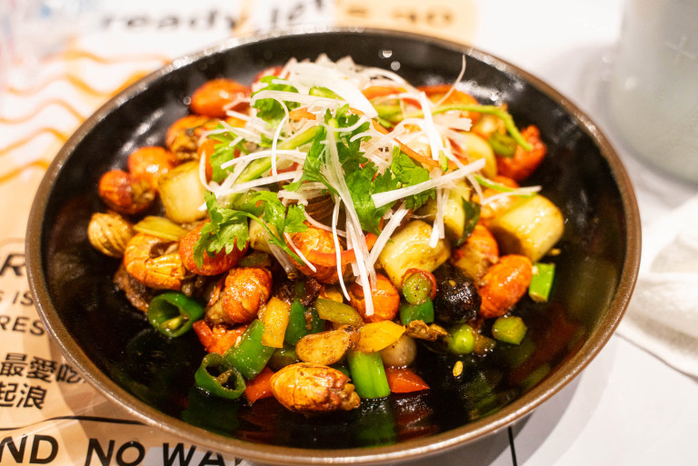 We eat the best crayfish of our life at a Tokyo specialty restaurant ...