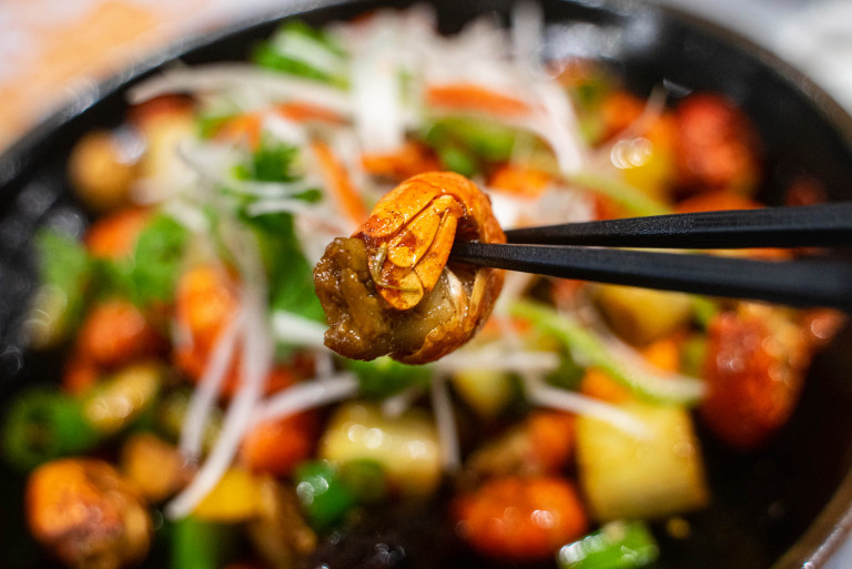 We eat the best crayfish of our life at a Tokyo specialty restaurant ...