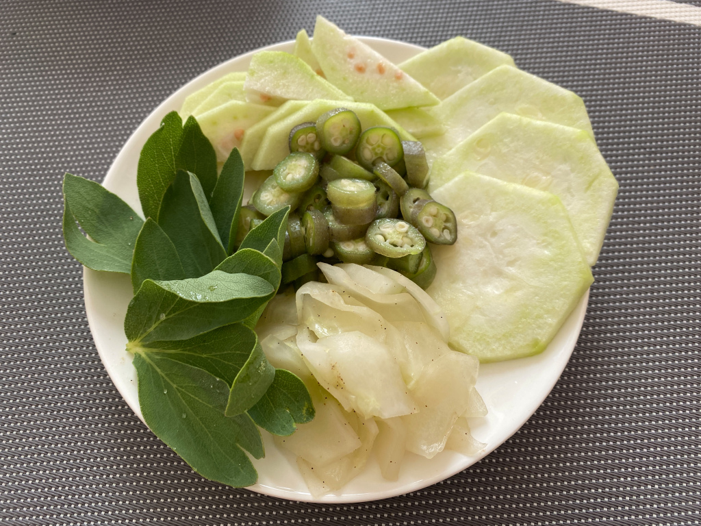 Kandaba, moui, and sakuna: We have fun taste-testing Okinawan fruits ...