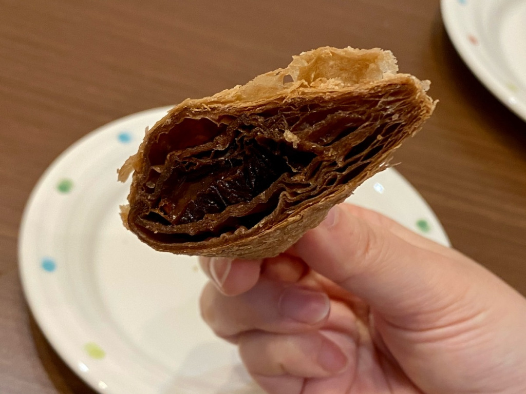 Taste-testing 3 fast food chains’ autumn chocolate pies in Japan to ...