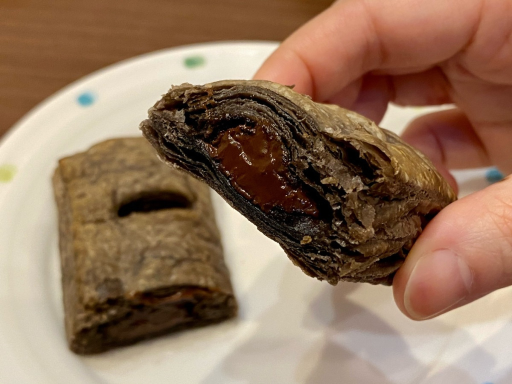 Taste-testing 3 fast food chains’ autumn chocolate pies in Japan to ...