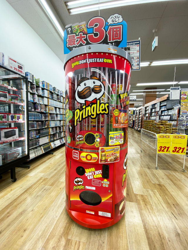 We track down rare Ramen Pringles, sold only at special vending ...