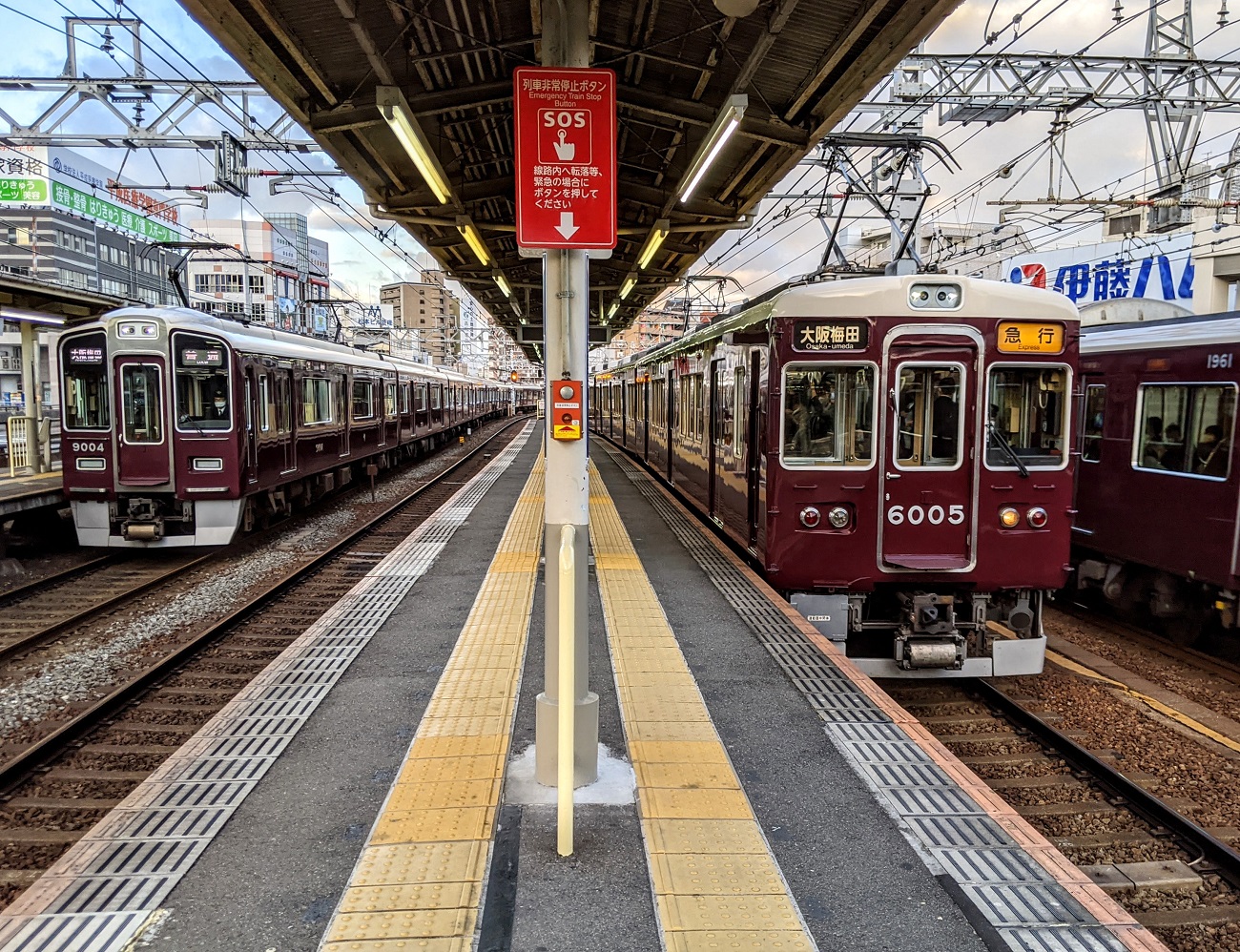 Train otaku say this is the narrowest train station platform in Japan ...