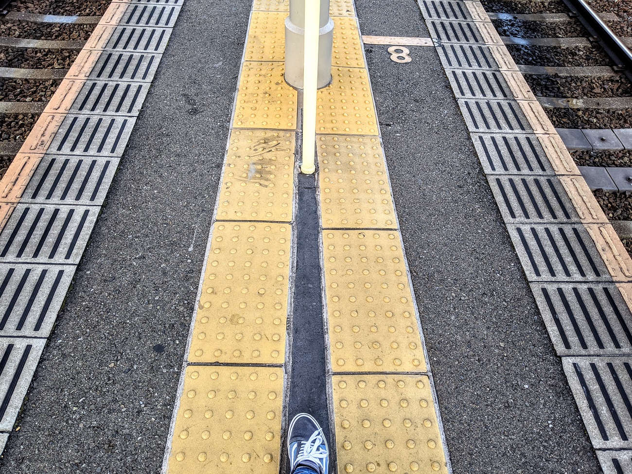 Train otaku say this is the narrowest train station platform in Japan ...